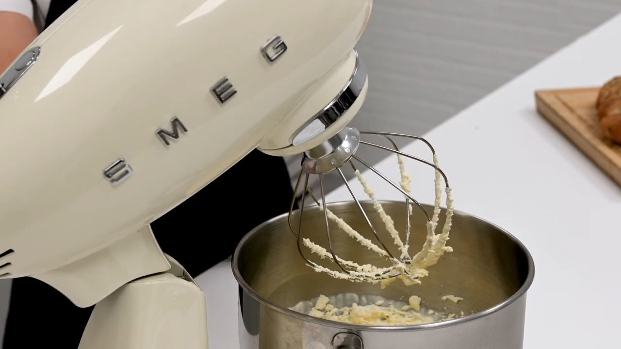 Kitchenaid vs Smeg – Which Stand Mixer Is Best? - Savvy Eat