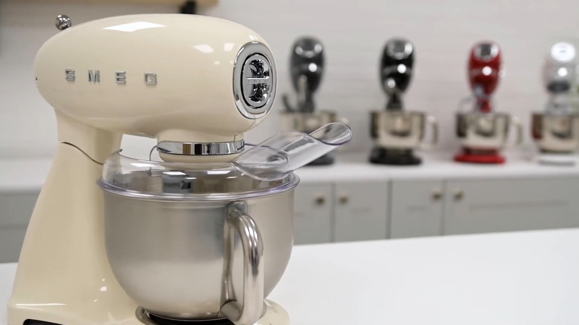 Kitchenaid vs Smeg – Which Stand Mixer Is Best? - Savvy Eat